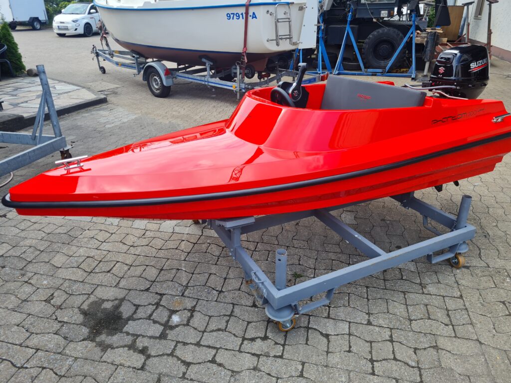 Phantom 300 Speed rot - phantom-yachts.de