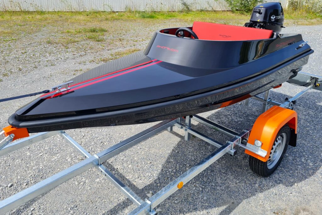 Phantom 300 Speed schwarz - phantom-yachts.de